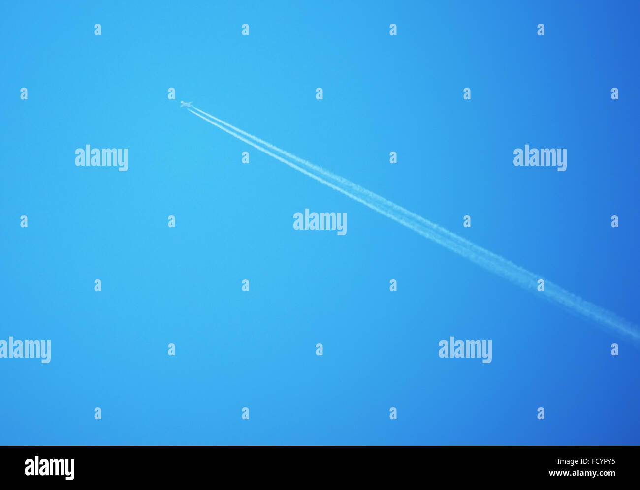 plane high in the sky Stock Photo - Alamy