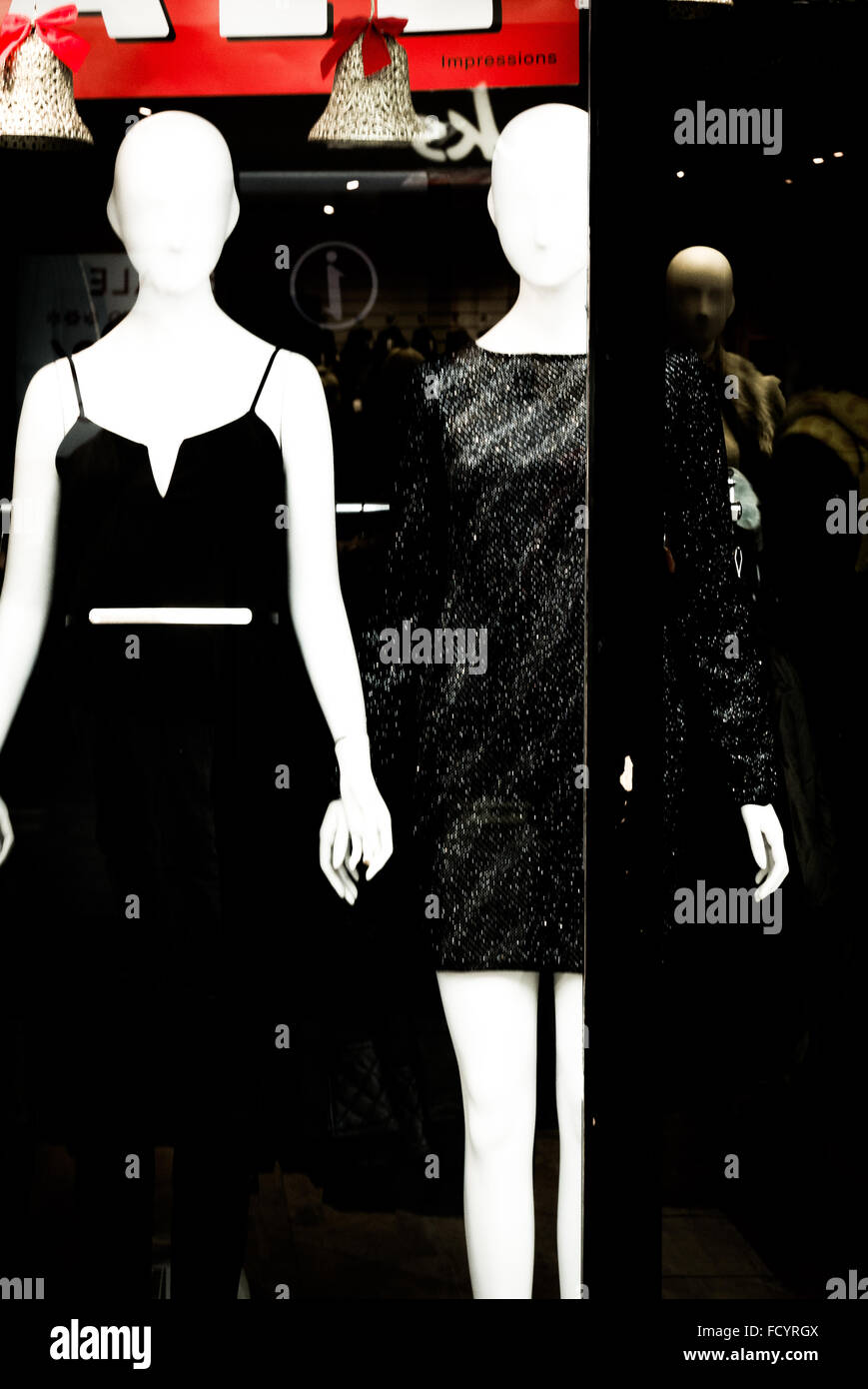 Shop window dummies hi-res stock photography and images - Alamy