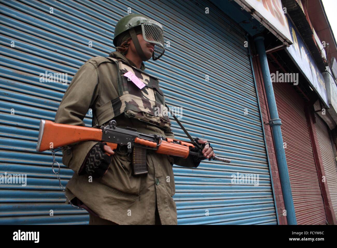 Indian paramilitary soldiers hi-res stock photography and images - Alamy