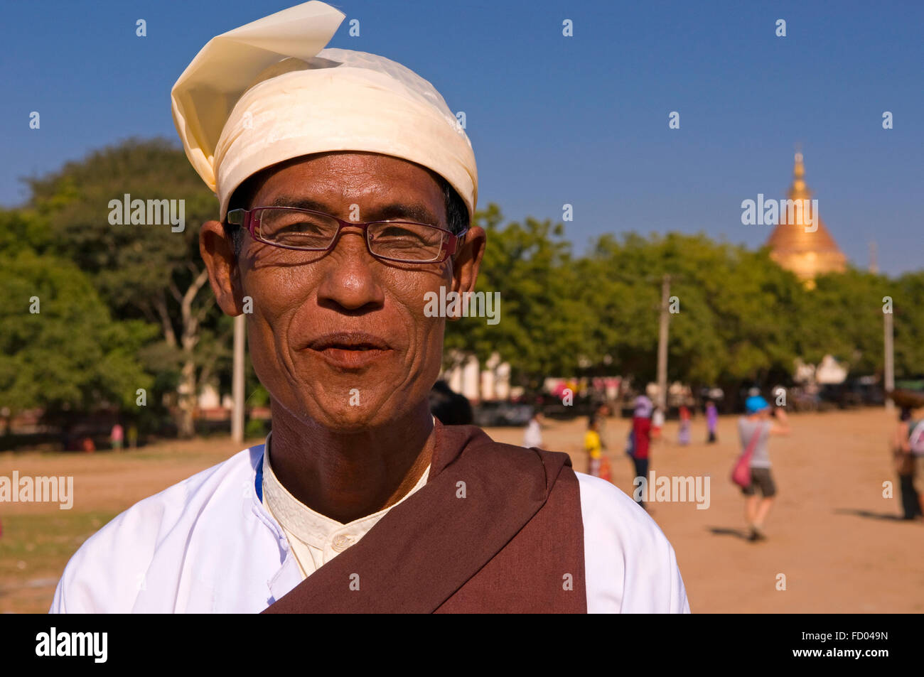 Burmese traditional clothes hi-res stock photography and images - Alamy