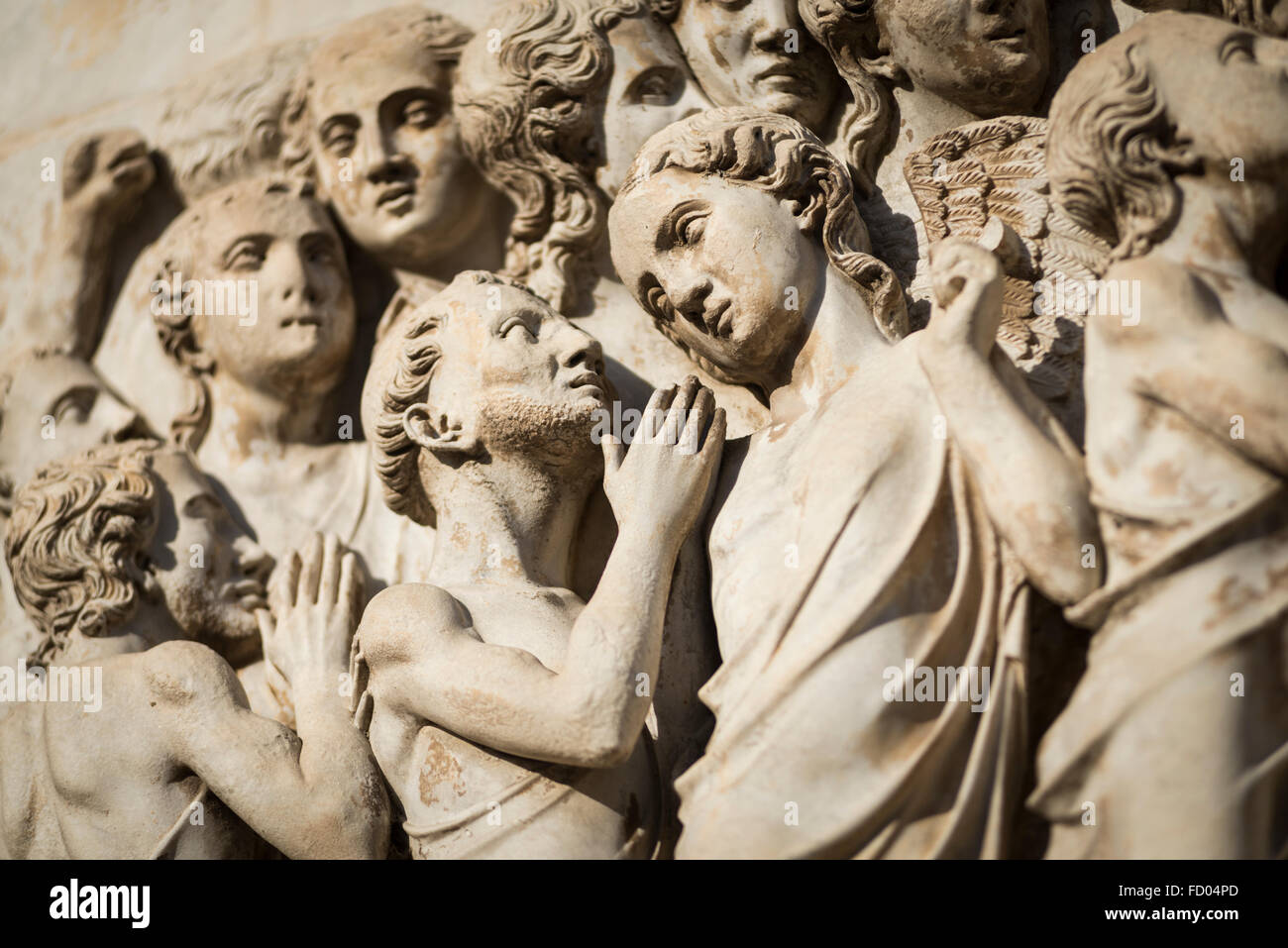 Human figures sculpture hi-res stock photography and images - Alamy