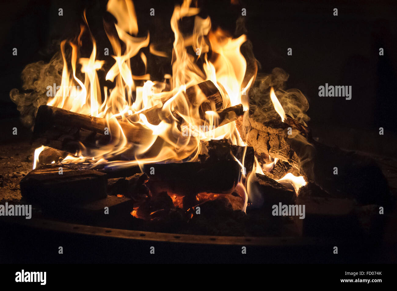 Burning log in a fireplace Stock Photo - Alamy