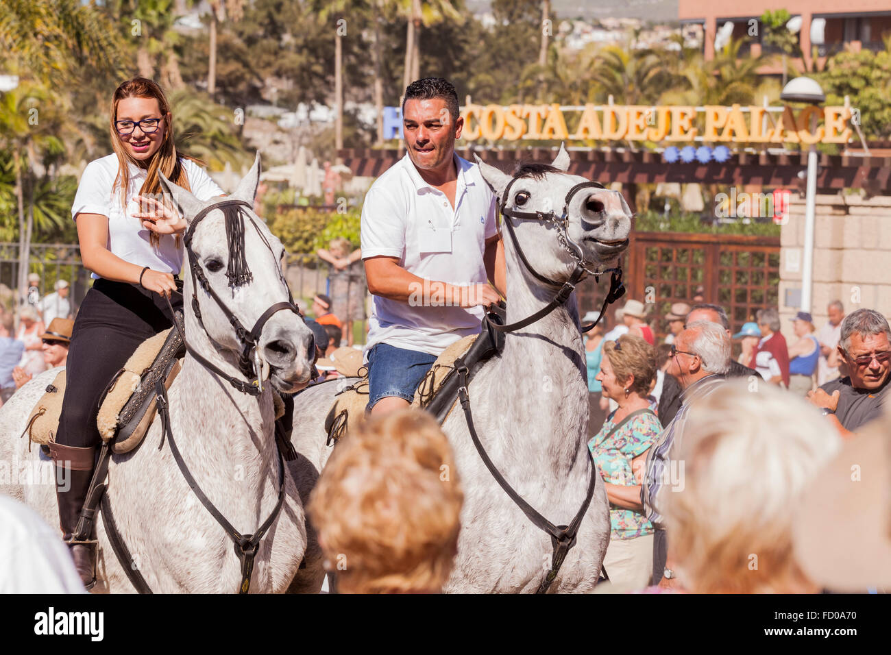 Crowd horse hi-res stock photography and images - Alamy