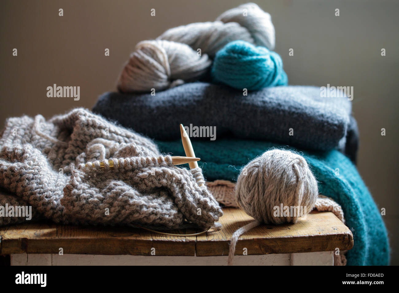 Knitting needles and wool Stock Photo - Alamy