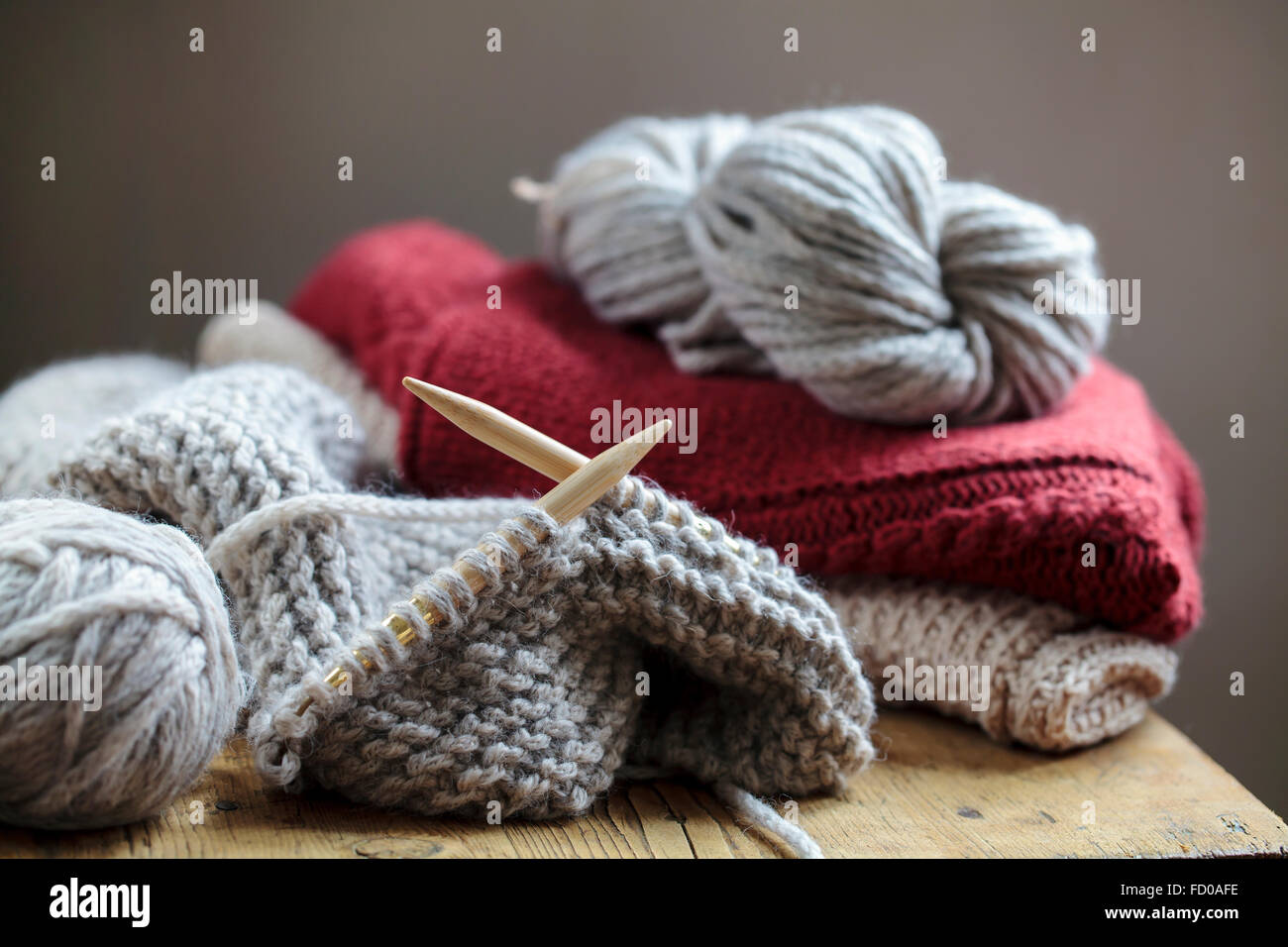 Knitting needles and wool Stock Photo - Alamy