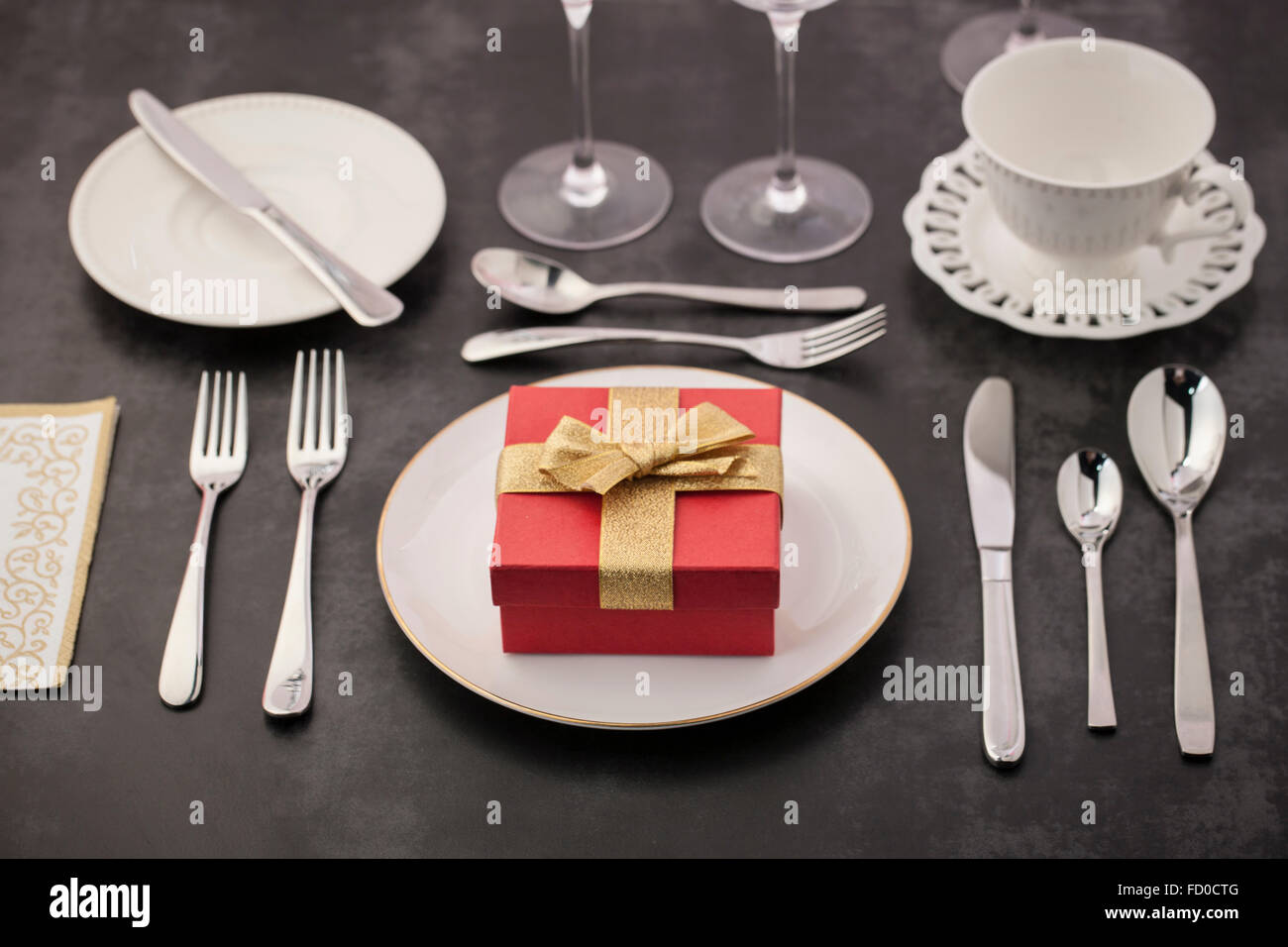 Dinner set gift hi-res stock photography and images - Alamy