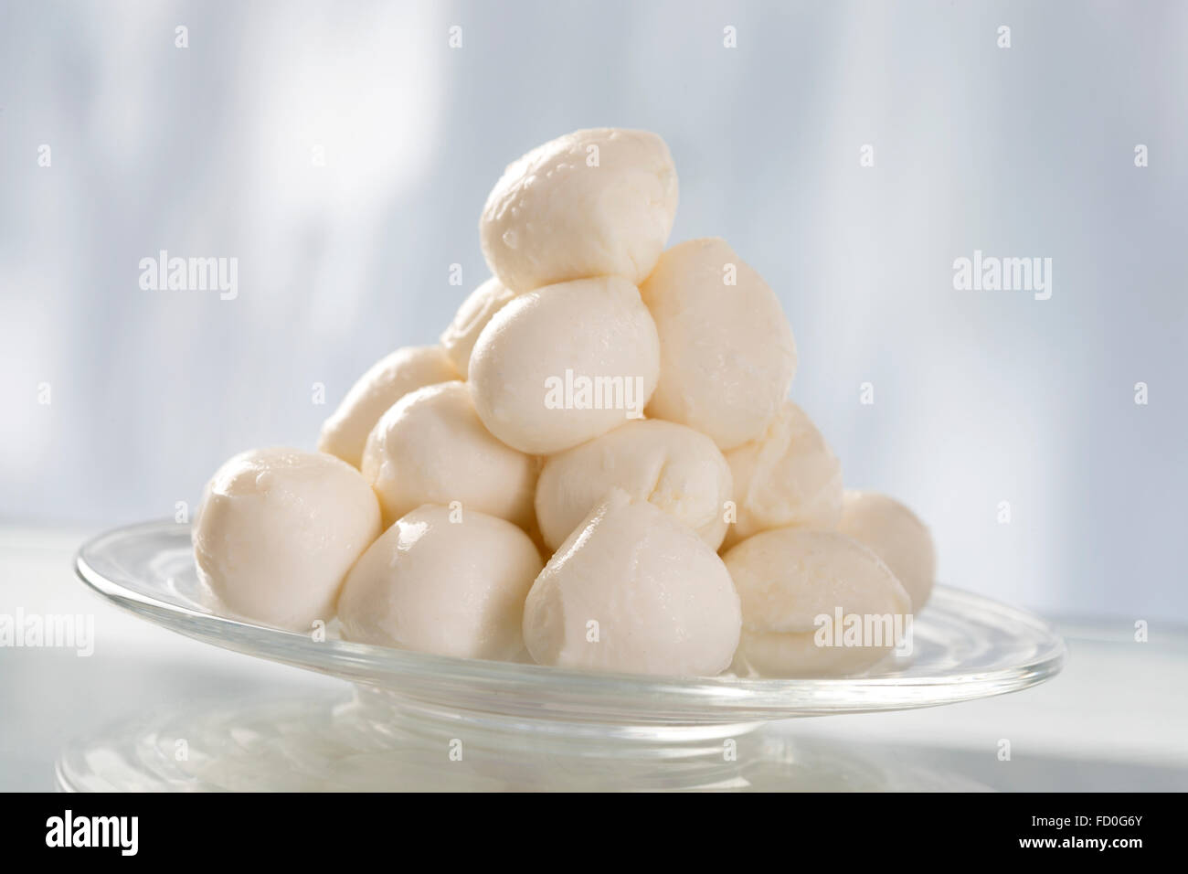 Mini mozzarella balls hi-res stock photography and images - Alamy