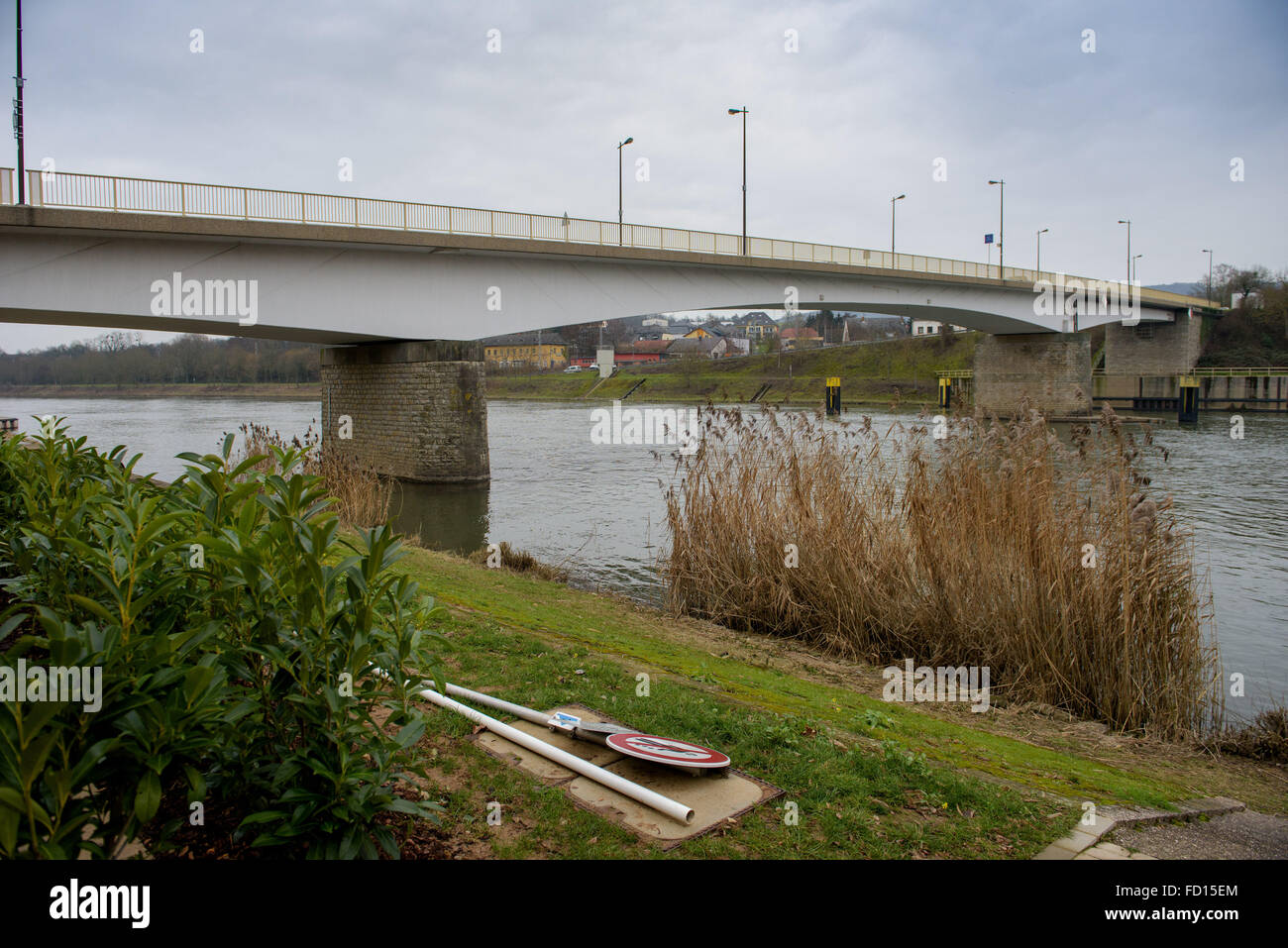 Perl, Germany. 26th Jan, 2016. Schengen bridge, which connects Schengen ...