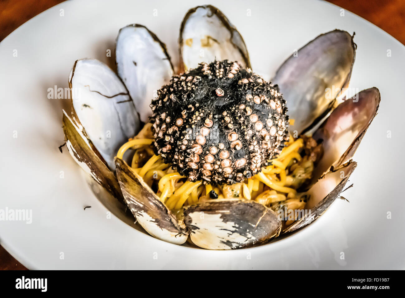 Spaghetti with Sunset Clams and Sea Urchin Stock Photo - Alamy