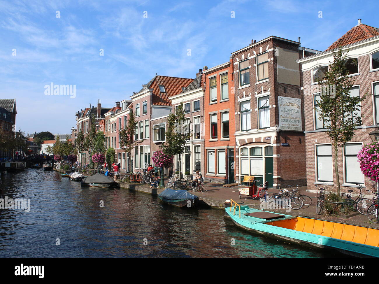 Oude Rijn canal in the historical centre of Leiden, The Netherlands ...