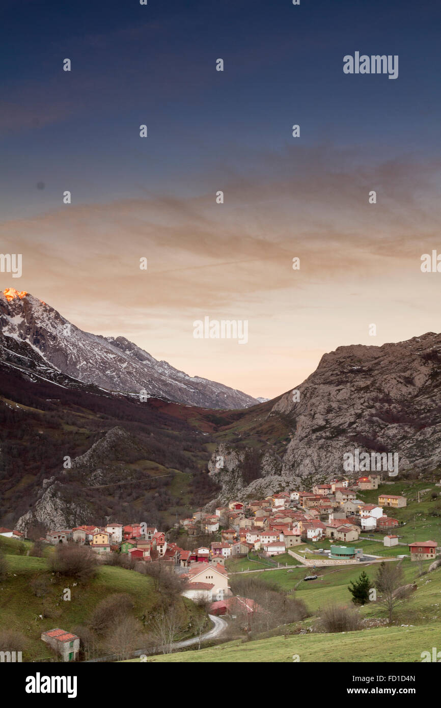 Village sotres hi-res stock photography and images - Alamy