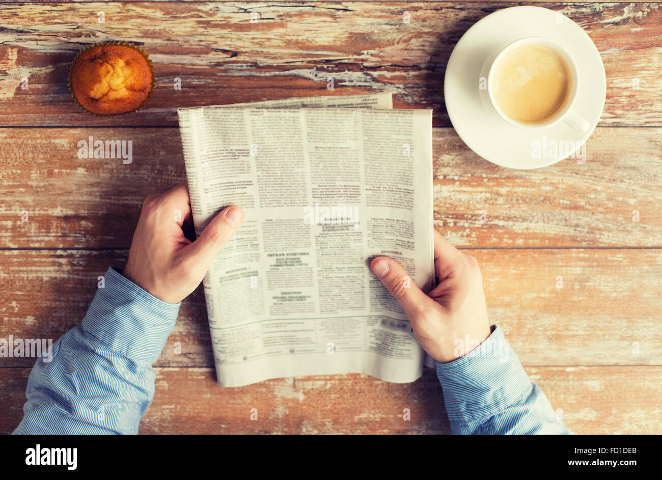 Hands holding newspaper hi-res stock photography and images - Alamy