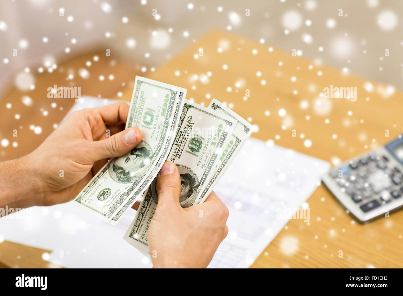 Hand counting money hi-res stock photography and images - Alamy