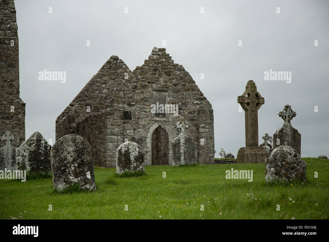 Ireland clonmacnoise cemetery hi-res stock photography and images - Alamy