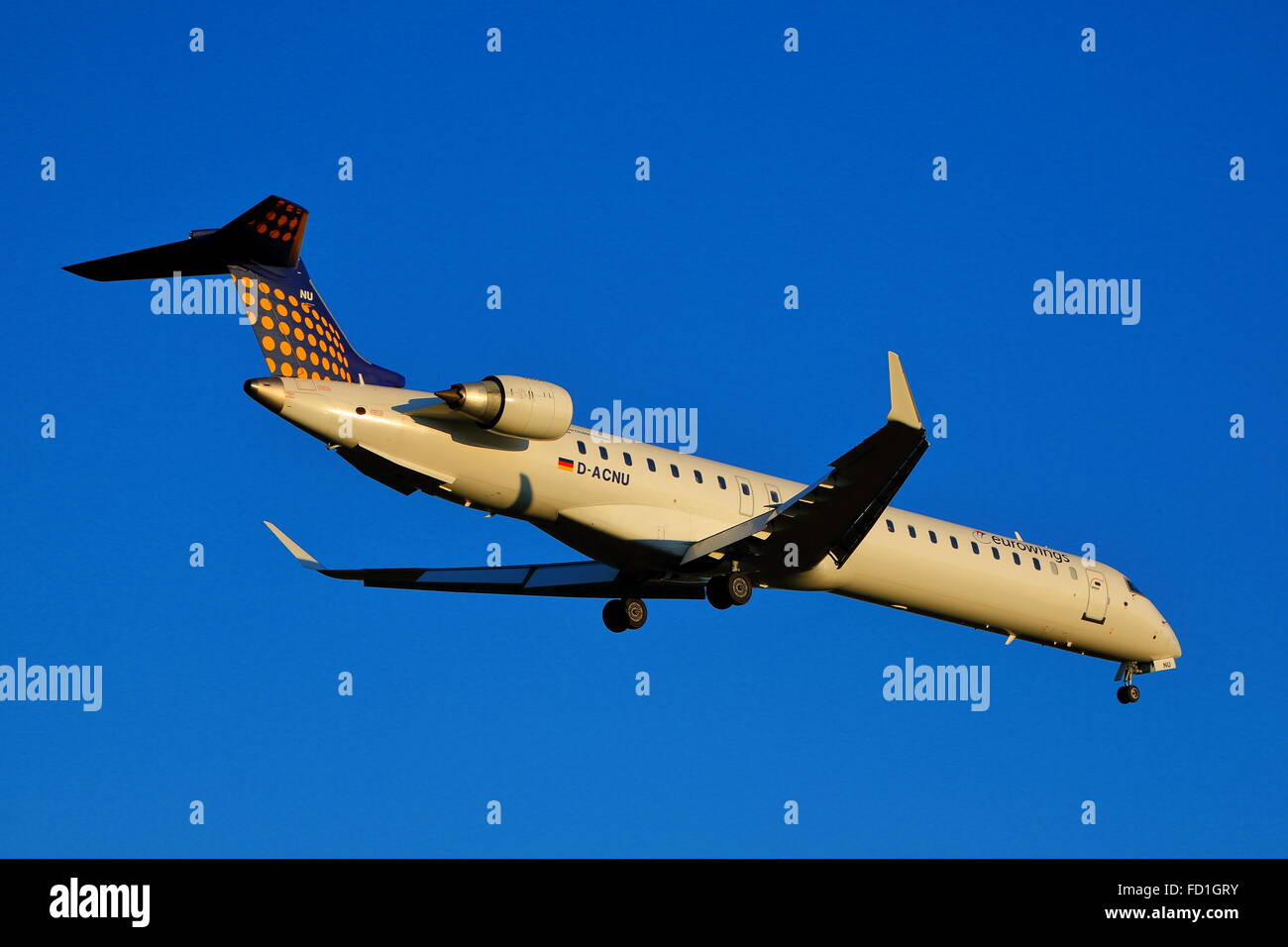 Crj 900 hi-res stock photography and images - Alamy