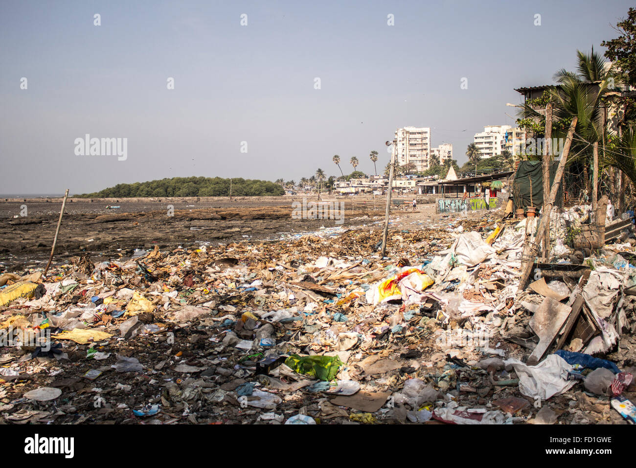 Garbage in the beach in Mumbai, India Stock Photo - Alamy