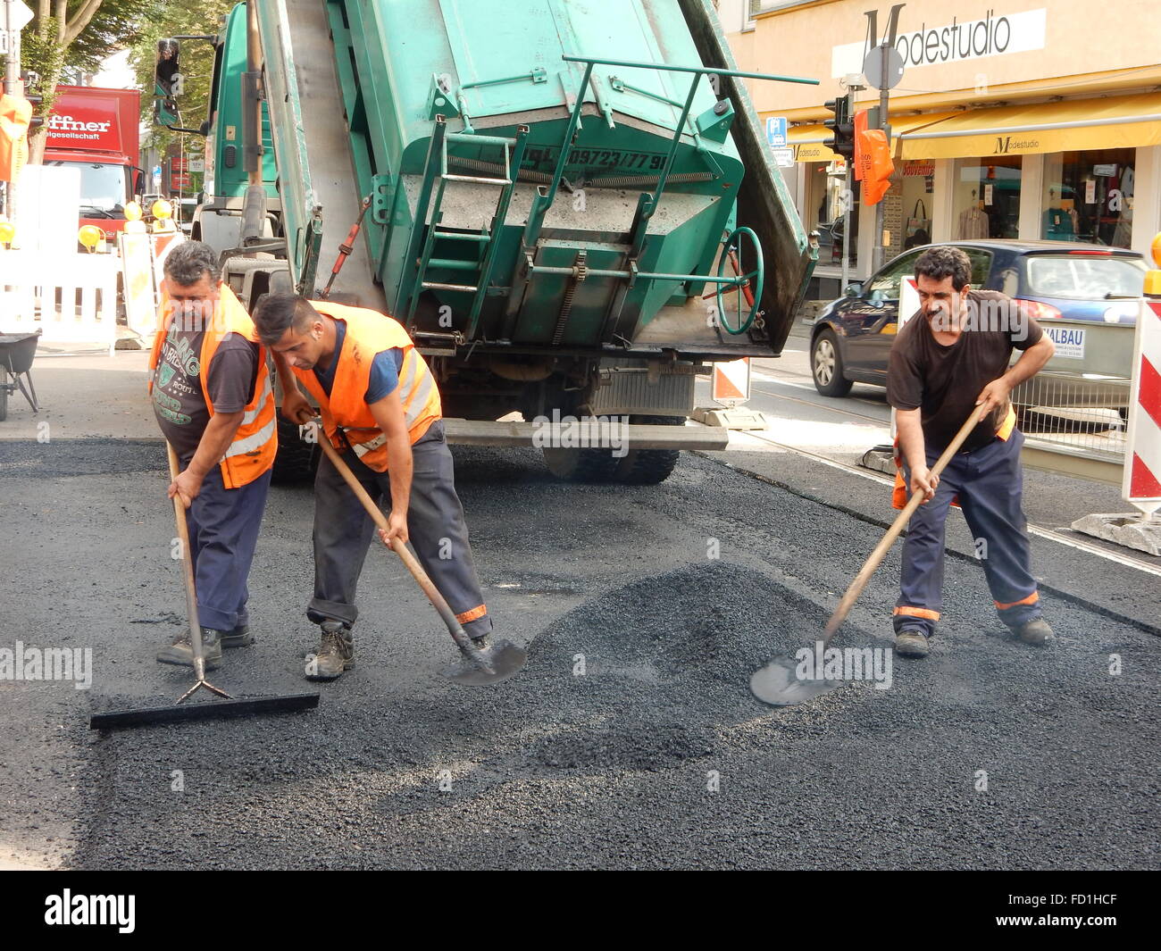 Street crossing hi-res stock photography and images - Alamy
