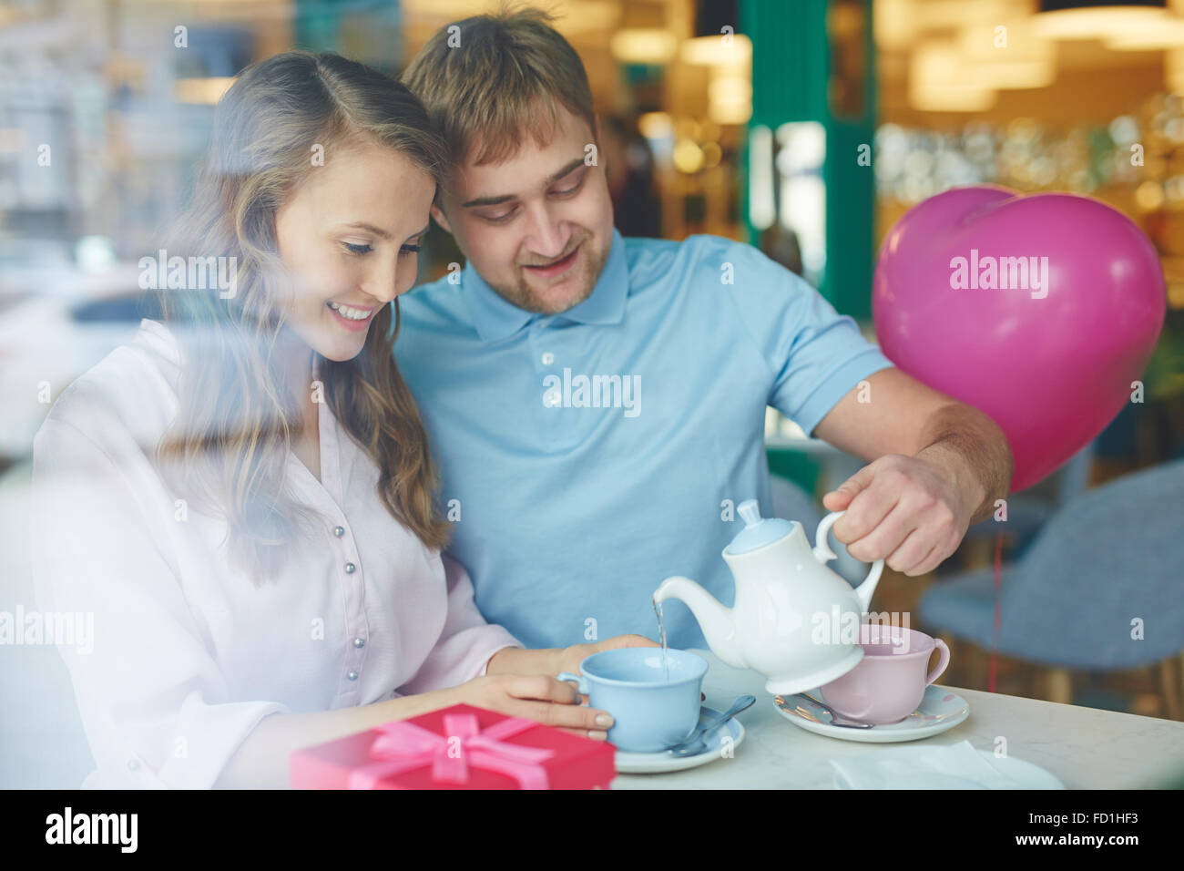 Couple with tea hi-res stock photography and images - Alamy