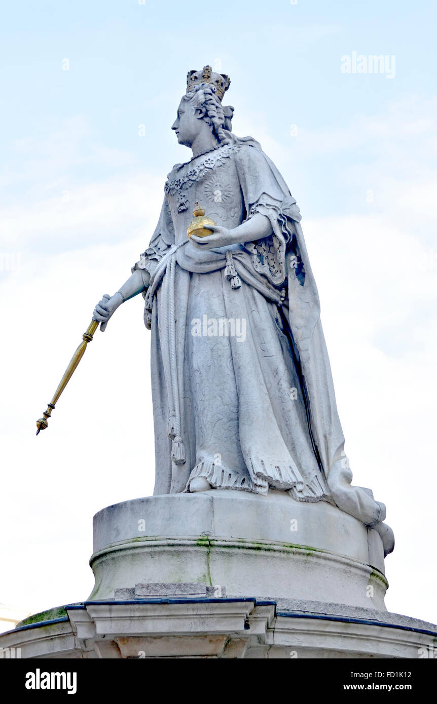 London, England, UK. Statue in front of St Paul's Cathedral: Queen Anne ...
