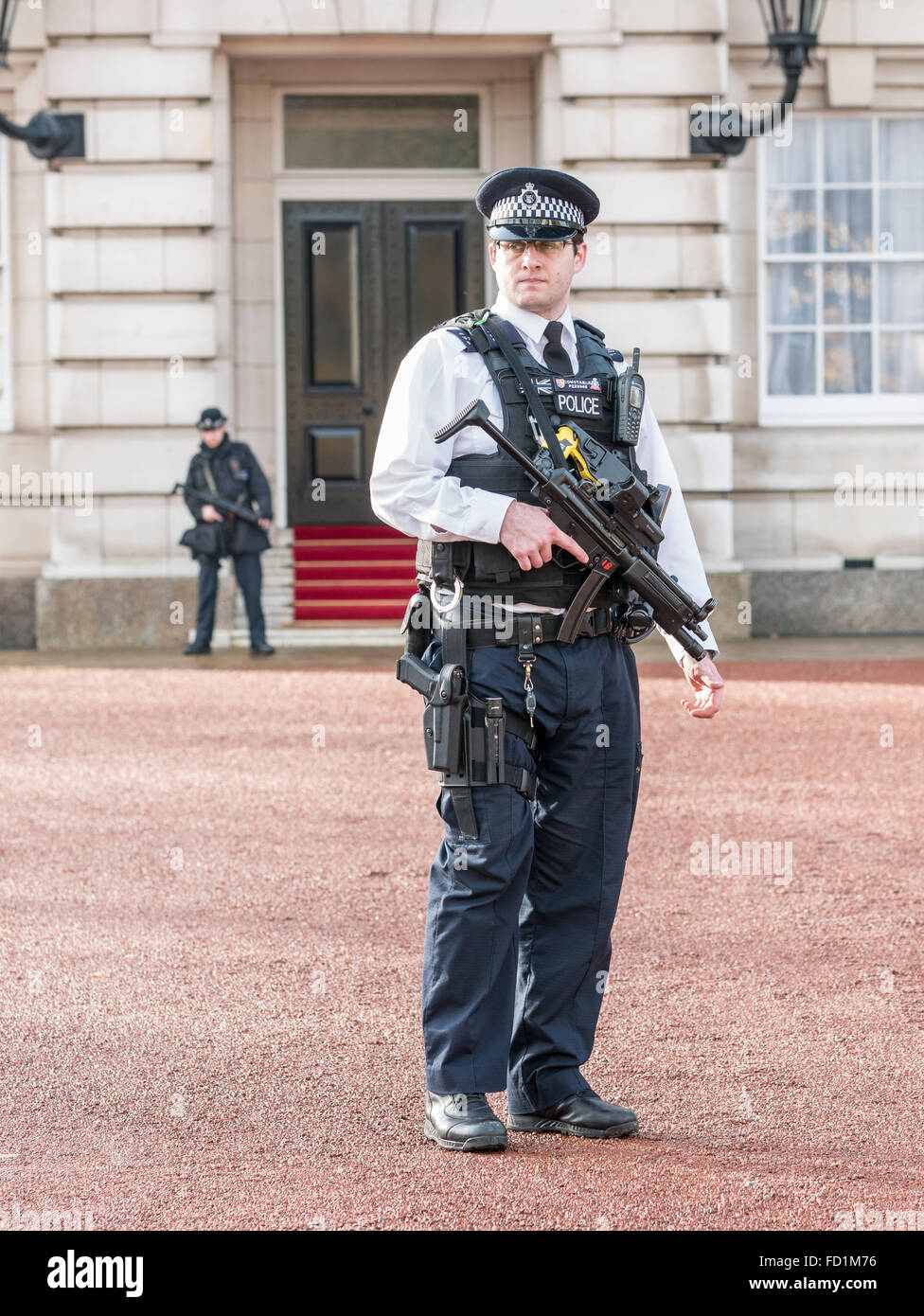 Armed police at buckingham palace hi-res stock photography and images ...