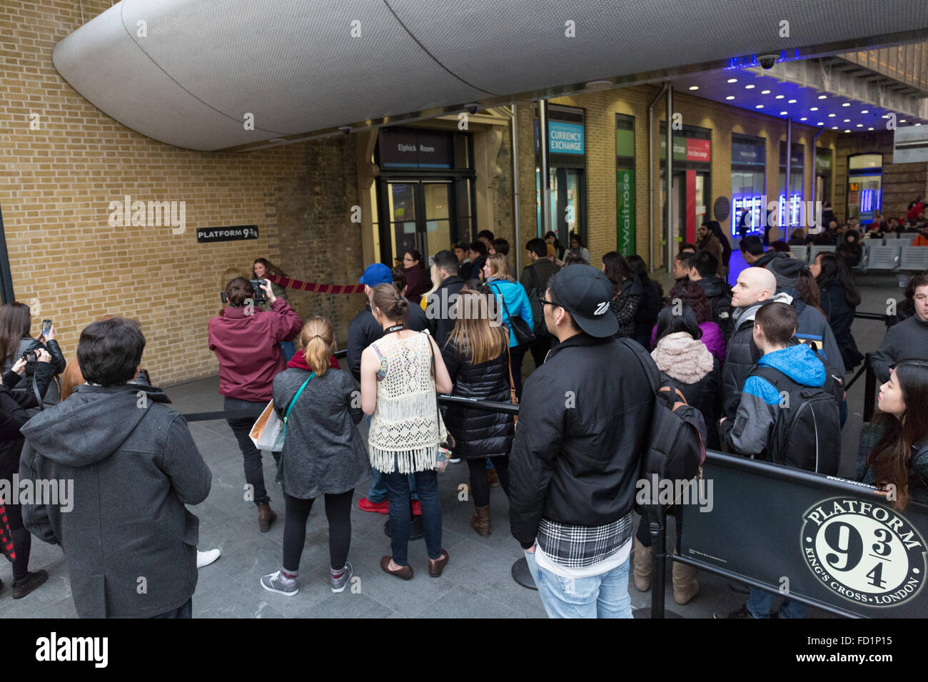 Platform 9 3 4 kings cross station hi-res stock photography and images ...