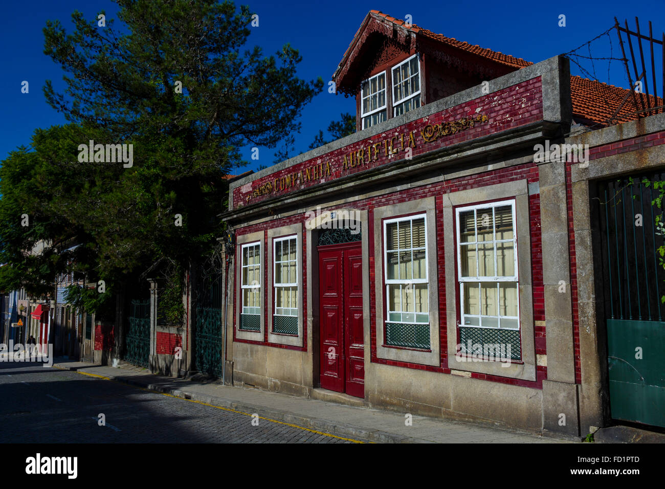 Building with red tiles hi-res stock photography and images - Alamy