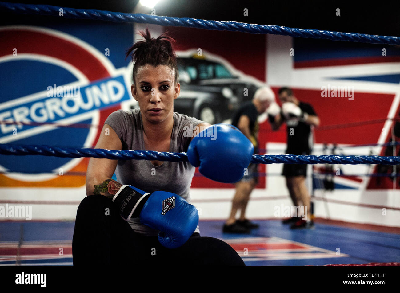 La boxeadora Fatima Marti, se toma un descanso tras su entrenamiento en ...