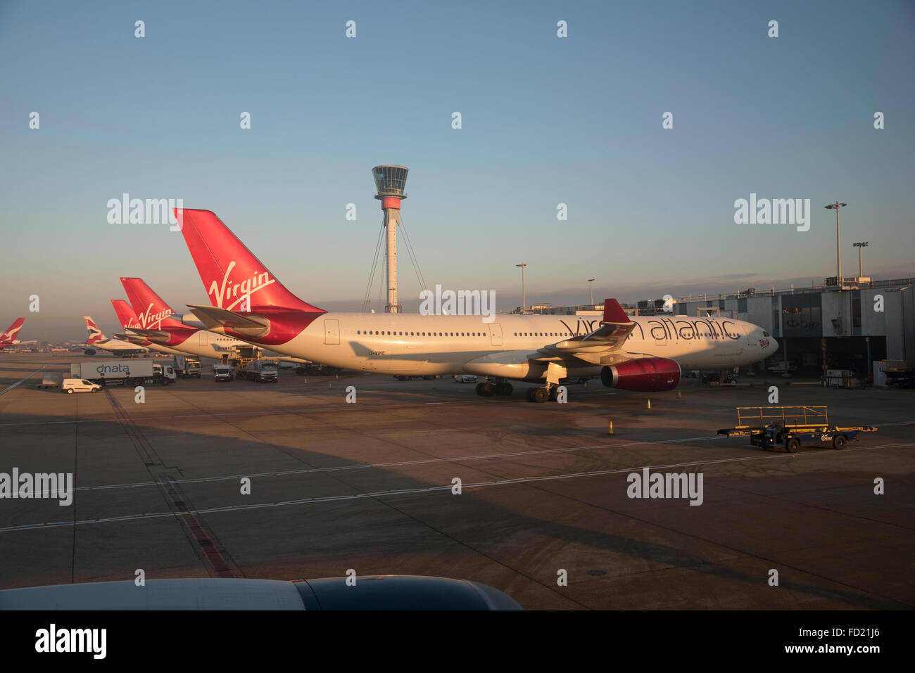 Apron heathrow airport hi-res stock photography and images - Alamy