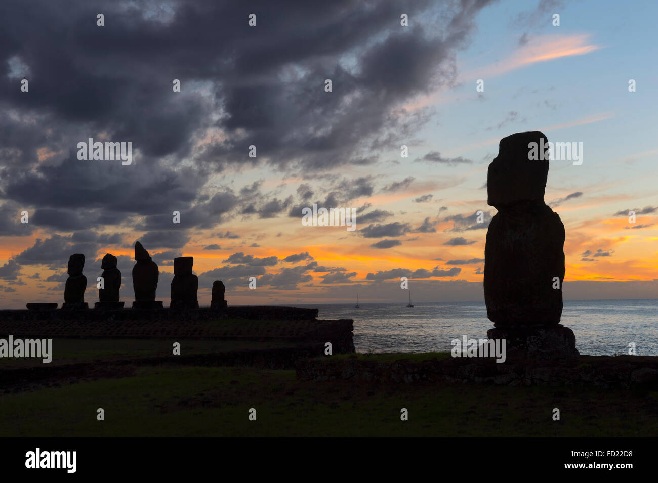 Tahai ceremonial complex at sunset, Hanga Roa, Rapa Nui National Park ...