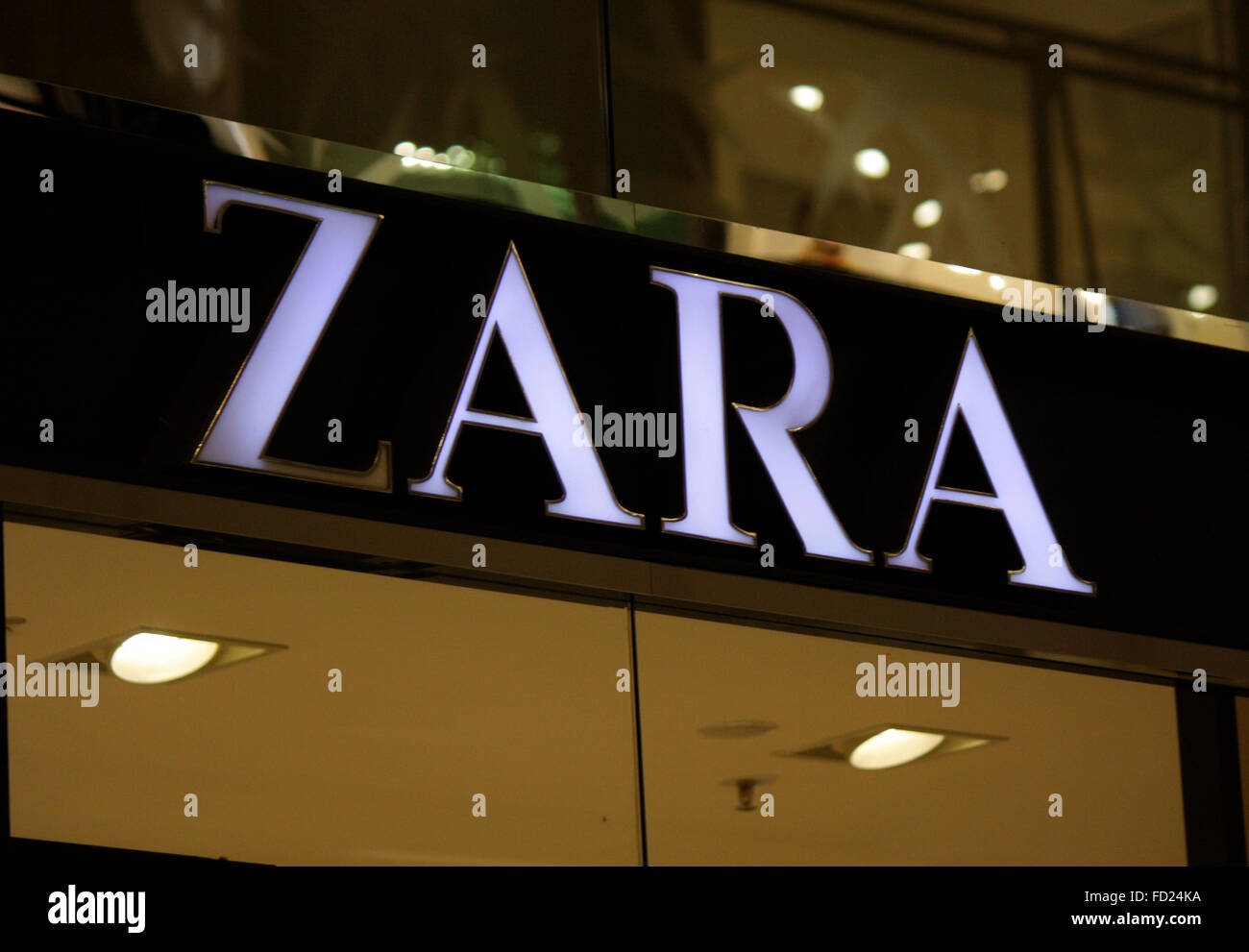 Zara signage hi-res stock photography and images - Alamy