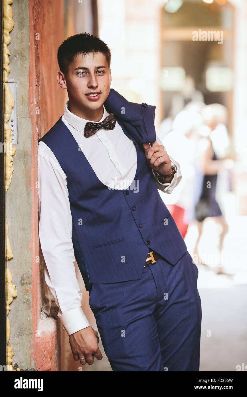 groom leaned against the wall Stock Photo - Alamy
