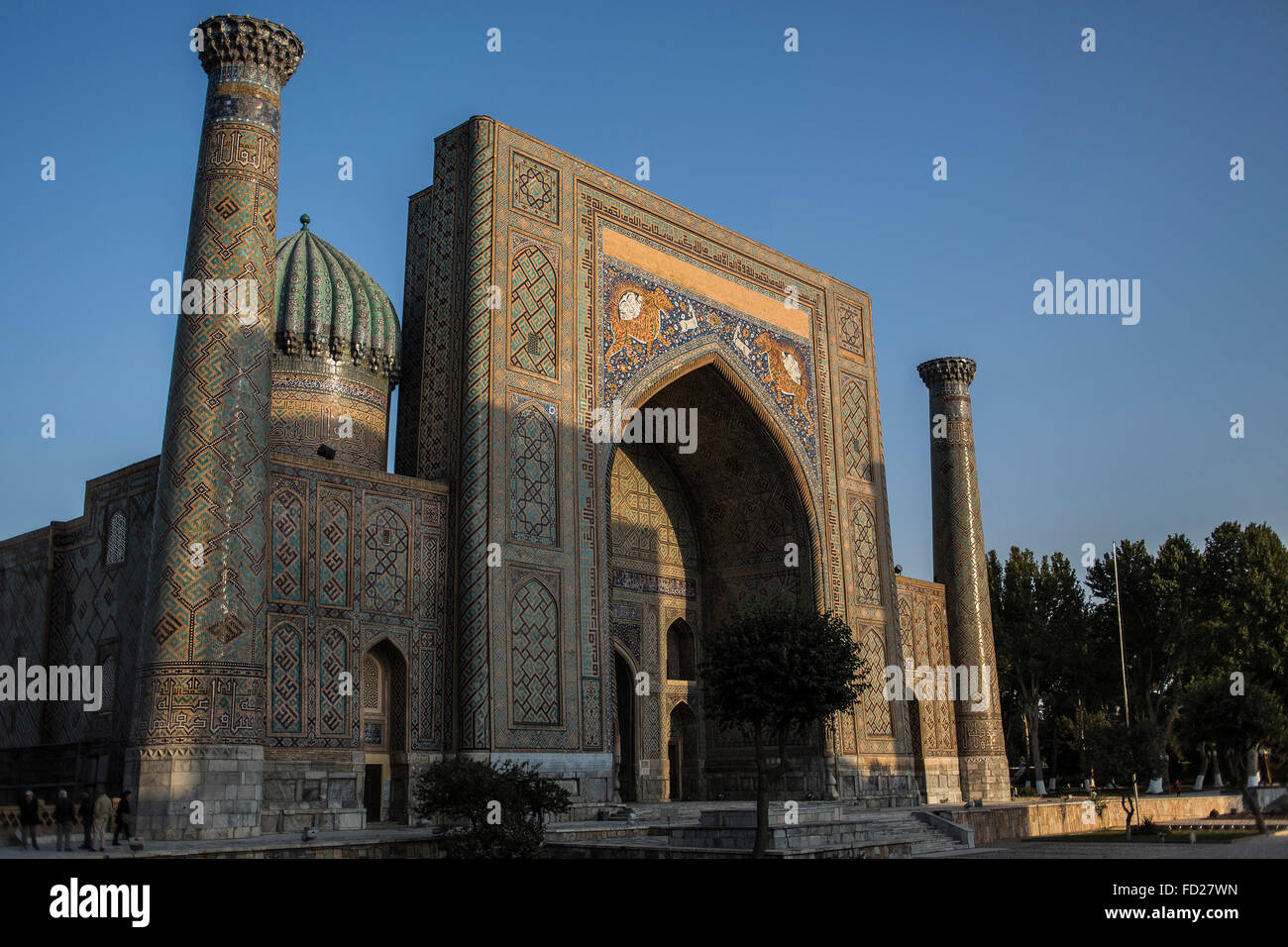 Shir Dor Madrasa in Registan Square, Samarcanda, Uzbekistan Stock Photo ...