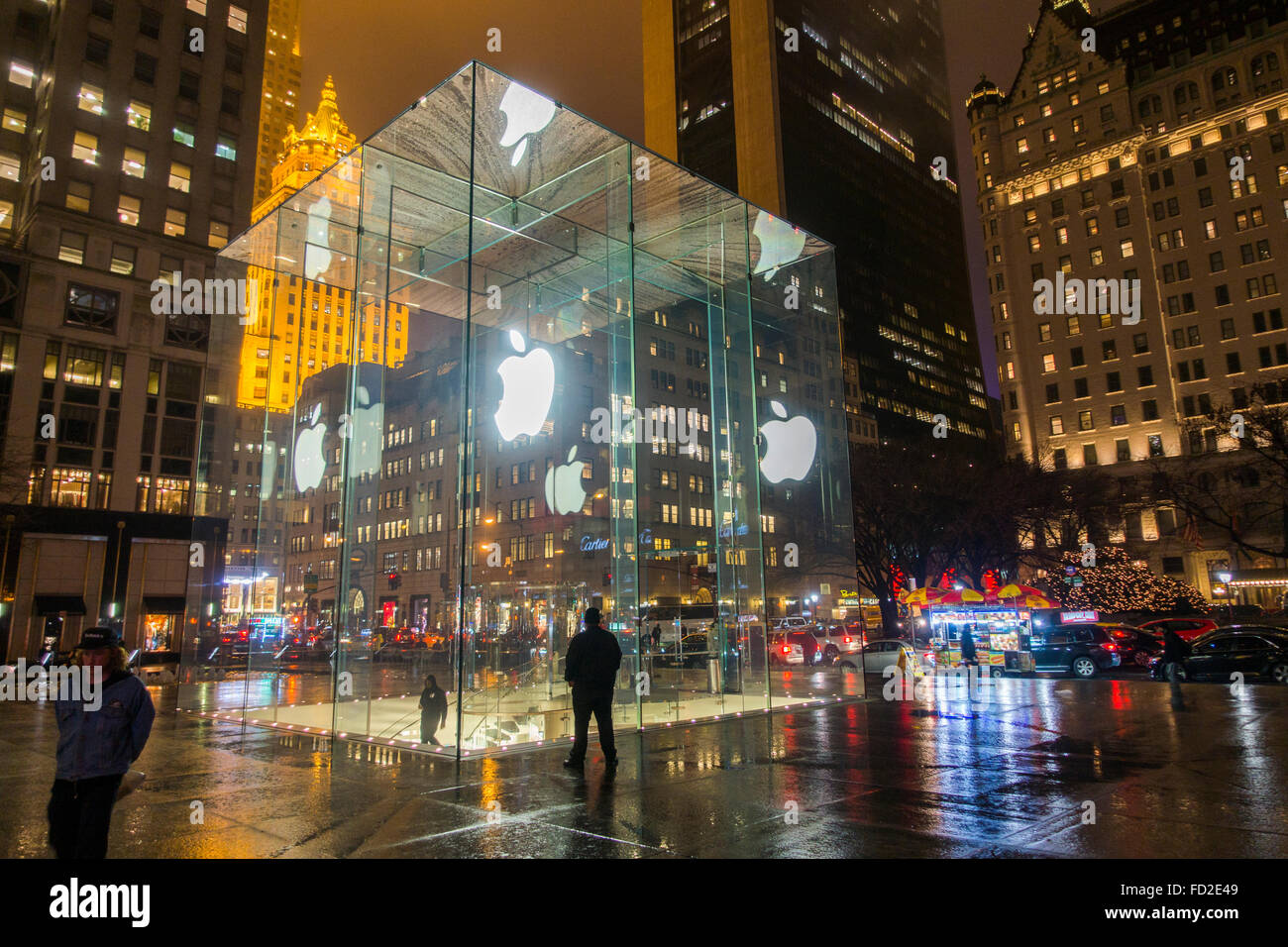 Apple store window abstract reflections glass NYC Stock Photo - Alamy