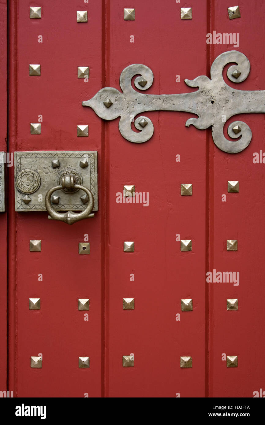 Painted red door with brass hinge and handle Stock Photo - Alamy