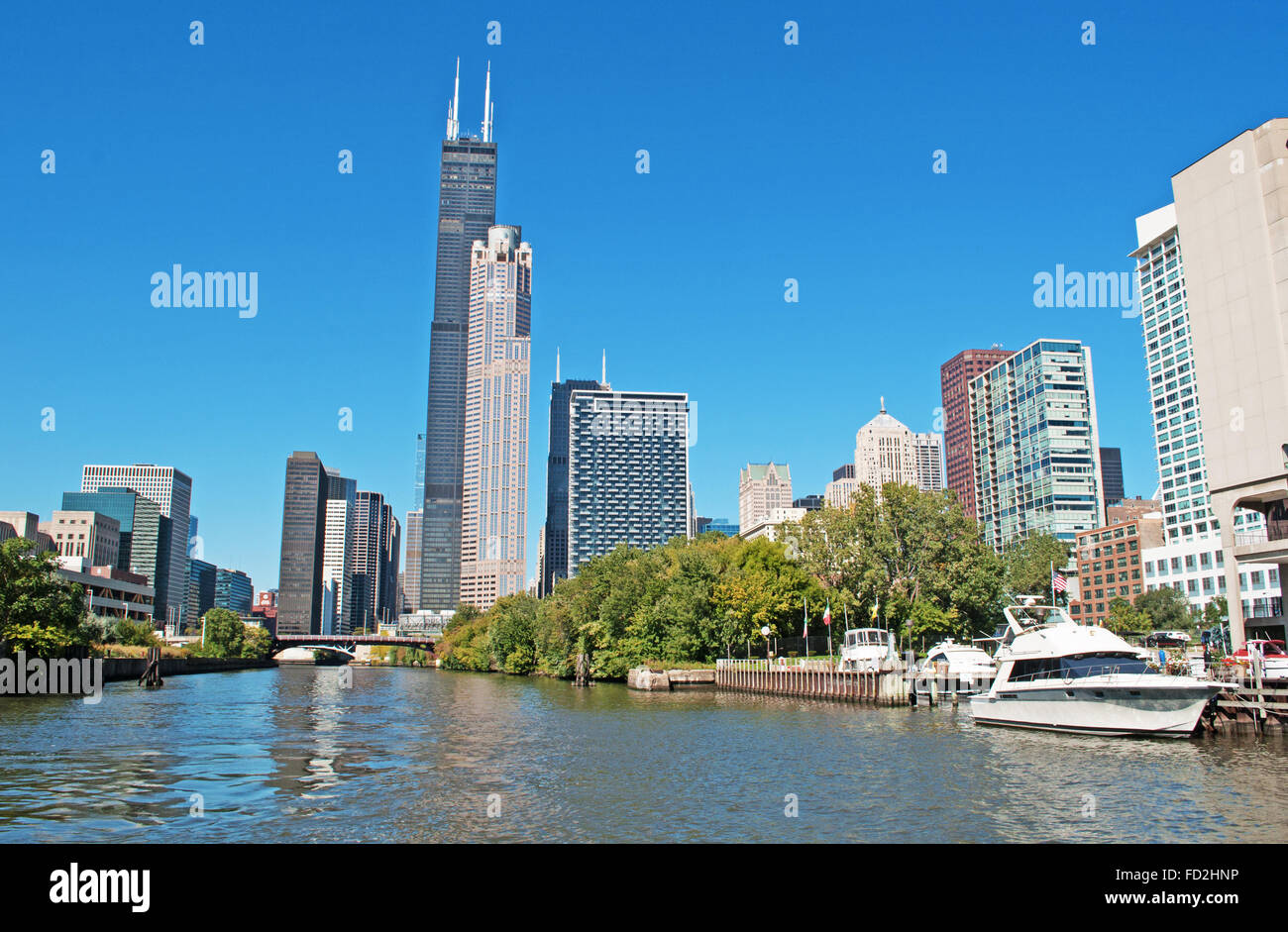 Chicago, Illinois: canal cruise on the Chicago River, skyline with view ...