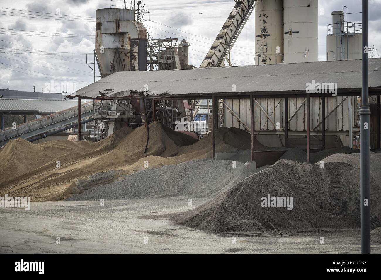 Feb. 28, 2015 - Los Angeles, California, U.S - A plant for gravel and ...