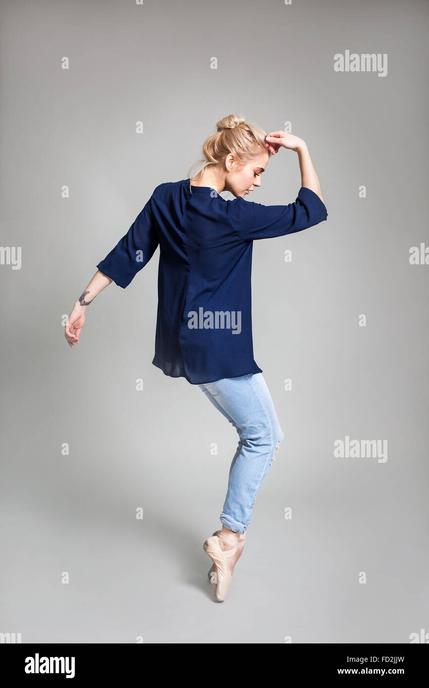 Portrait of modern dancer in studio Stock Photo - Alamy