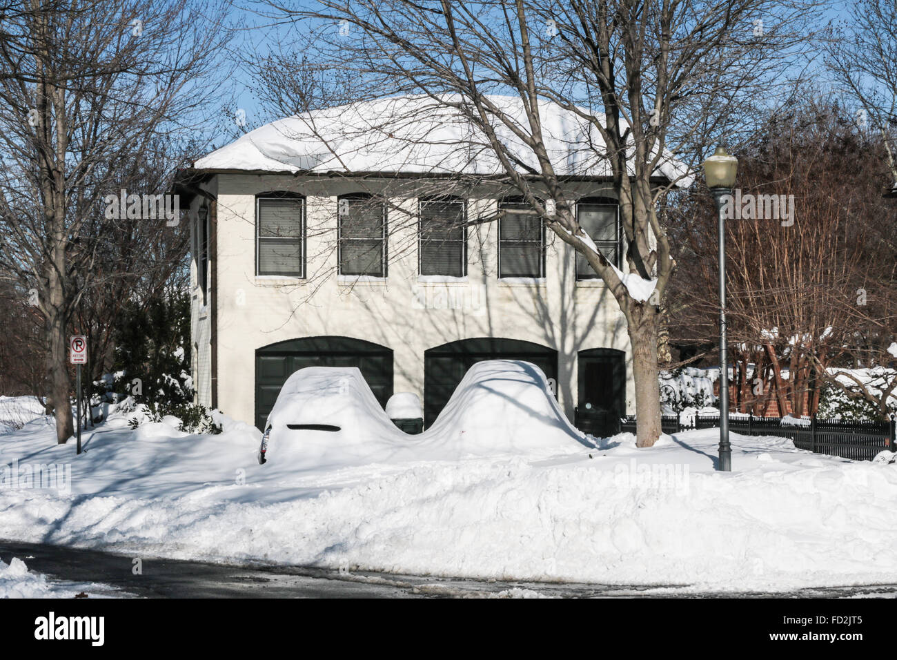 Car in house garage snow hi-res stock photography and images - Alamy