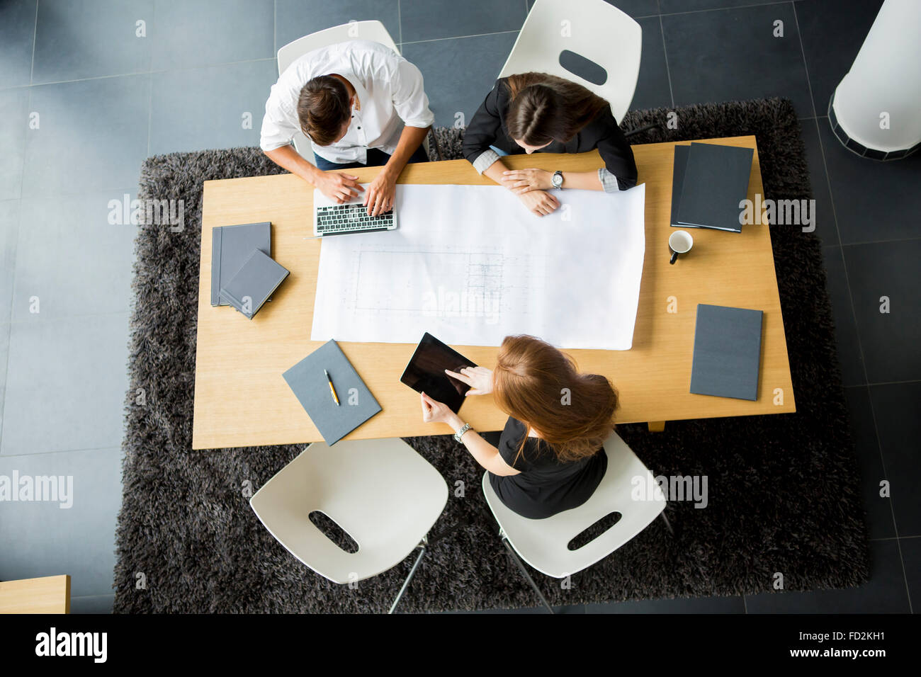 Teamwork in the office Stock Photo - Alamy