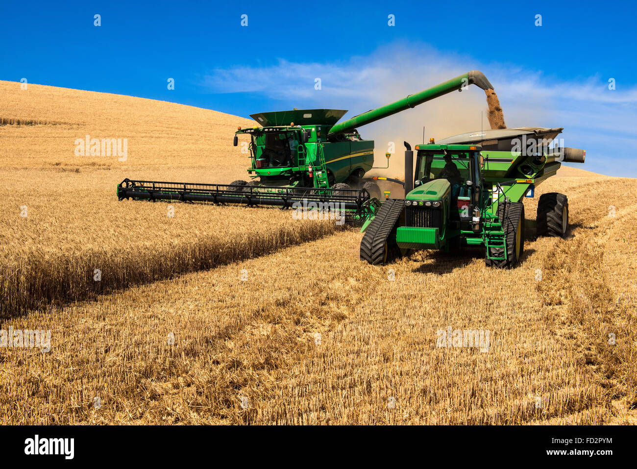 John deere tractor grain cart hi-res stock photography and images - Alamy