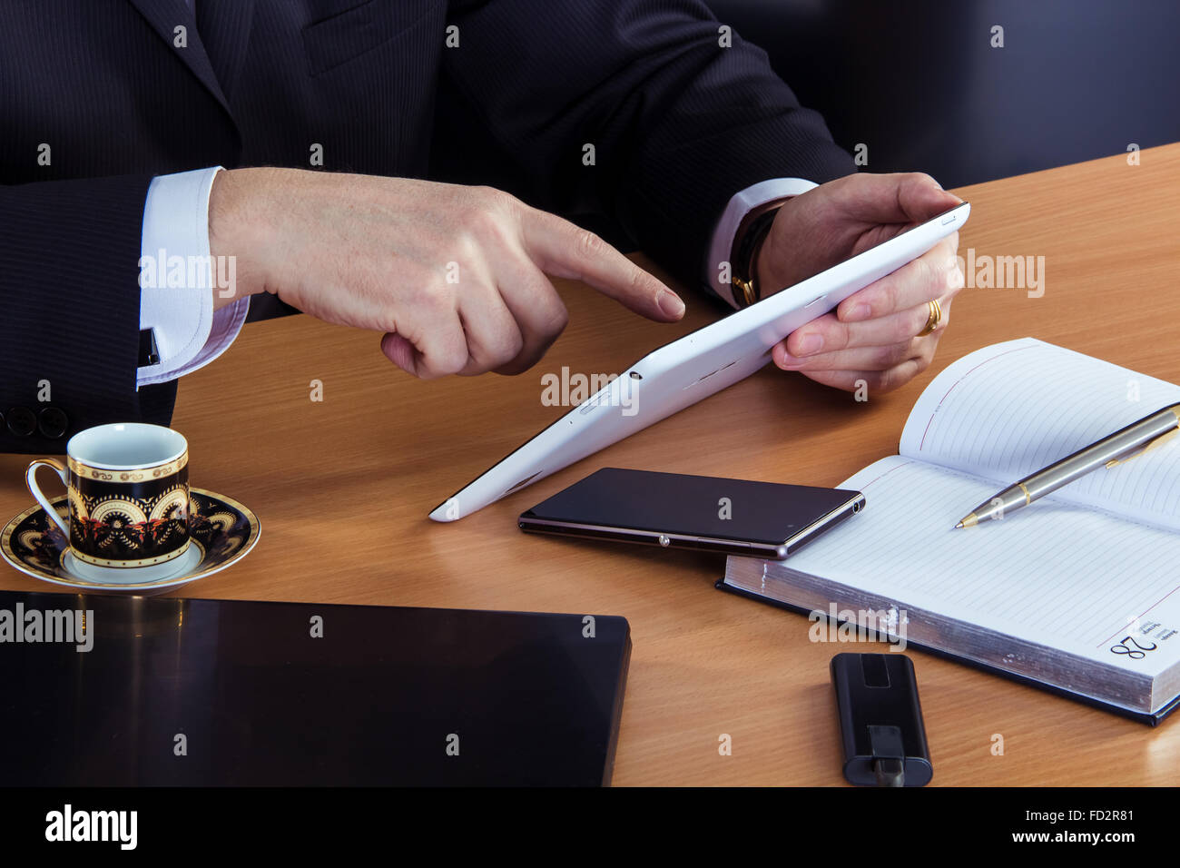 Hands holding a tablet Stock Photo - Alamy