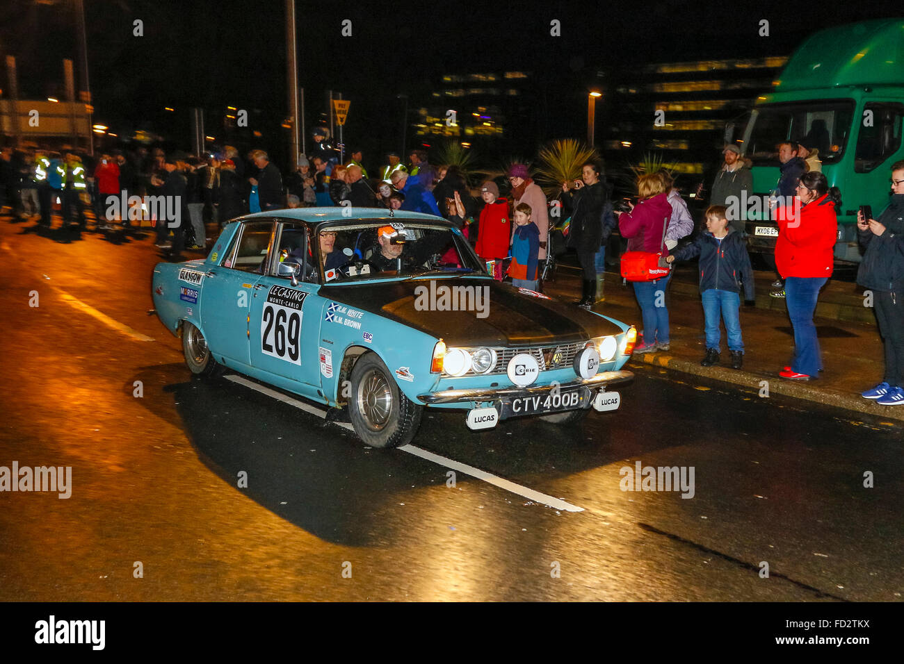 Motor race spectators hi-res stock photography and images - Alamy