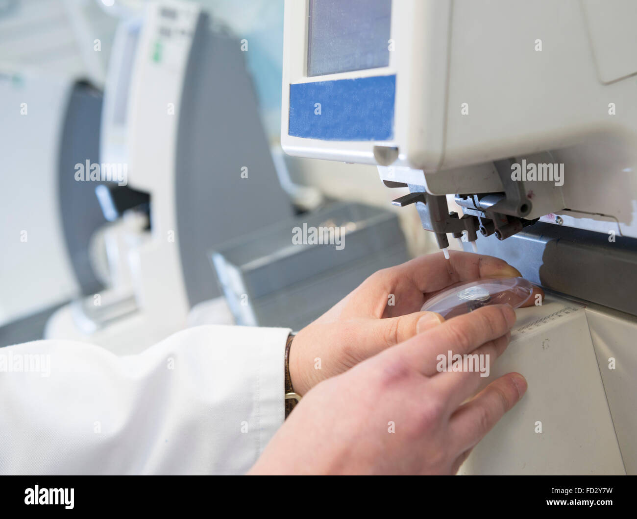 Working in a lab hi-res stock photography and images - Alamy