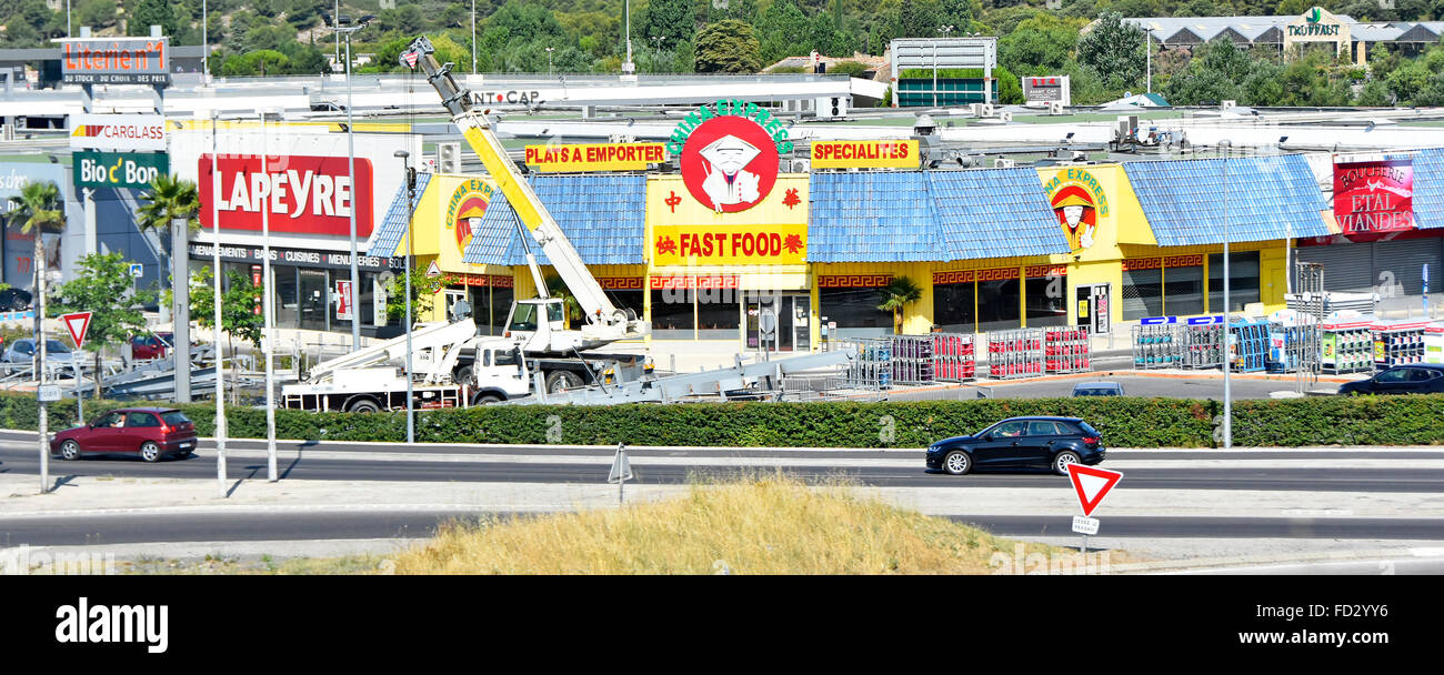 Road in front of shopping centre buildings signs & brand logos ...