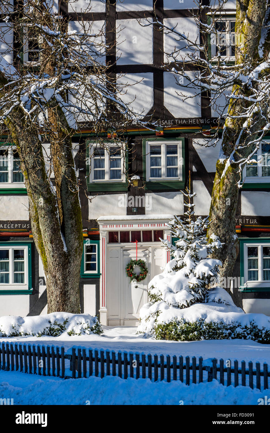 Old frame house hi-res stock photography and images - Alamy