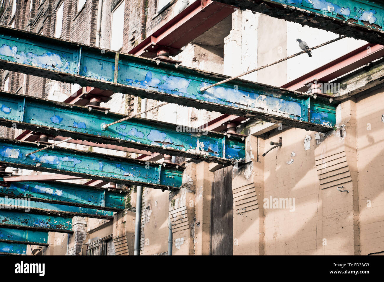 Red metal beams hi-res stock photography and images - Alamy