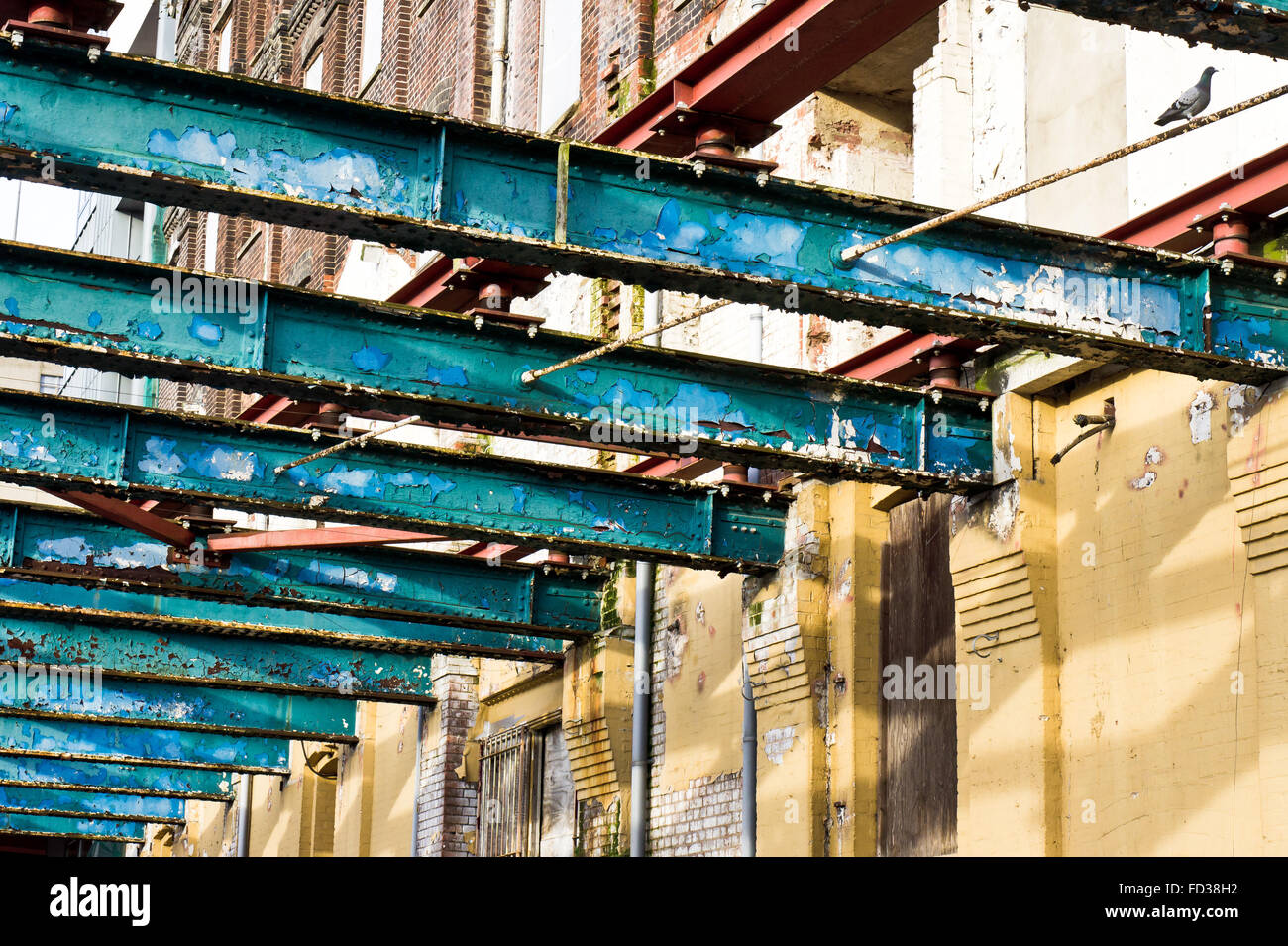 Red metal beams hi-res stock photography and images - Alamy