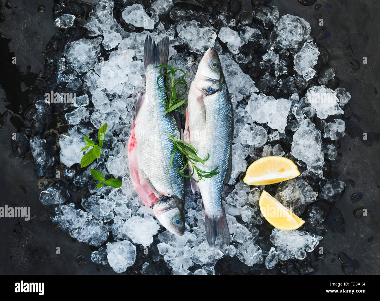 Fresh fish on ice Stock Photo - Alamy