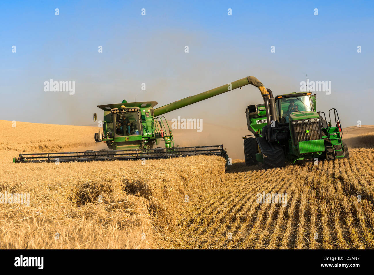John deere tractor grain cart hi-res stock photography and images - Alamy