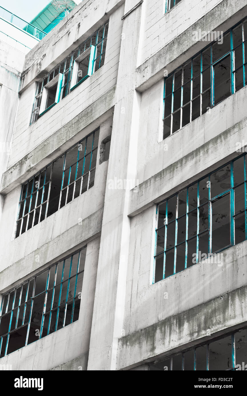 Rundown apartment building hi-res stock photography and images - Alamy